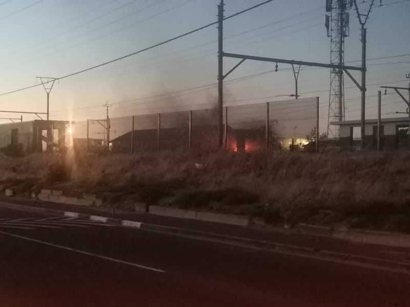 Brand by Lavistown-stasie glo veroorsaak deur brandende tyres | Son