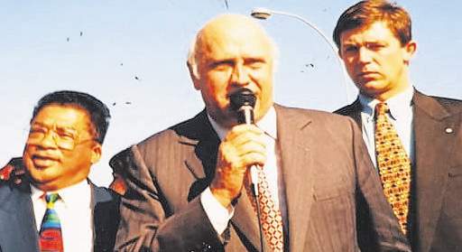 Marais hang sy politieke hoed op | Son