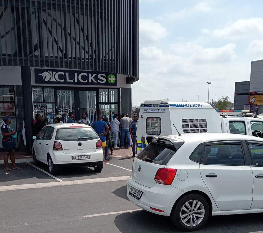 Winkel in Blue Downs Mall, customers beroof | Son