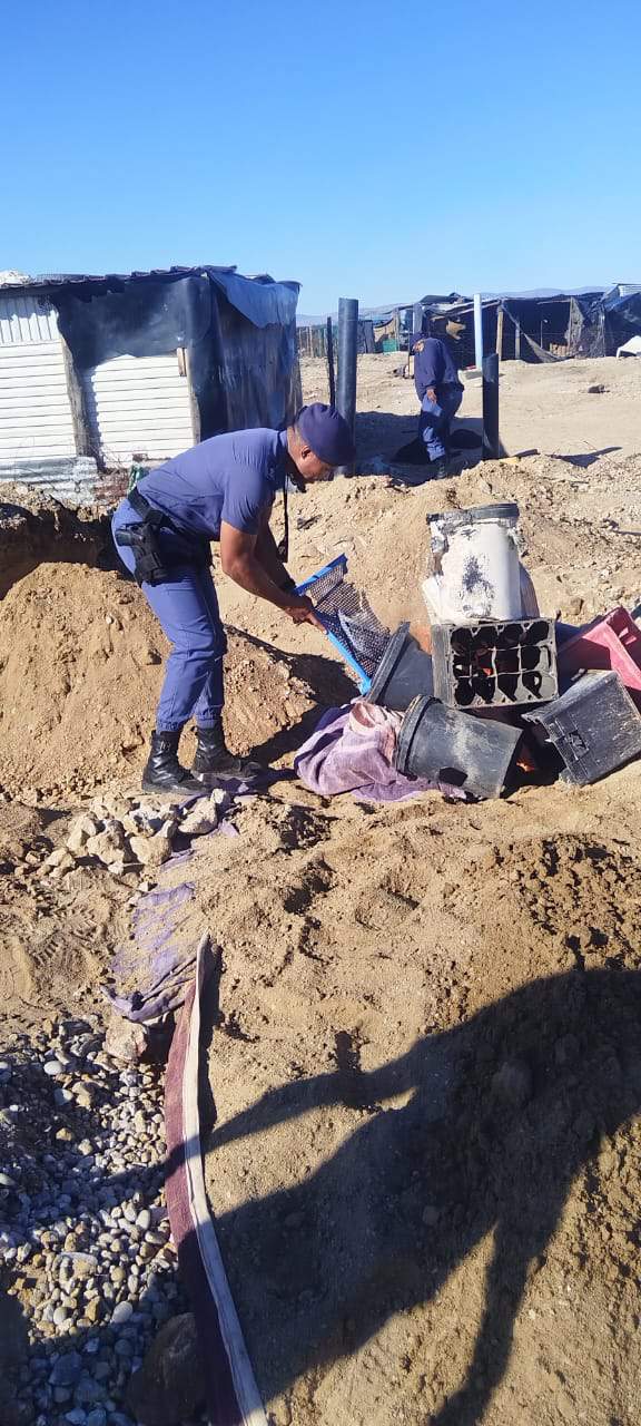 Cops slaan toe op onwettige myners | Son