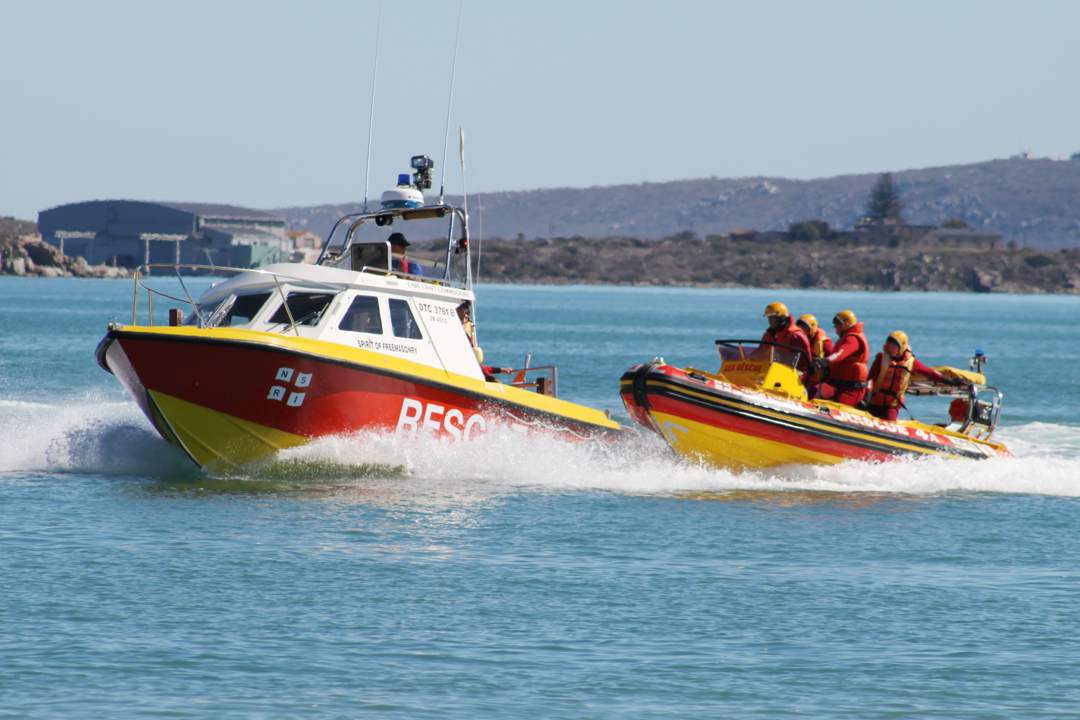 Drie se boot slaan om tydens visvang kompetisie | Son