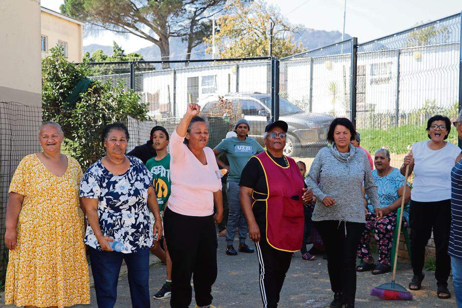 Oorle antie se mense moet uit | Son