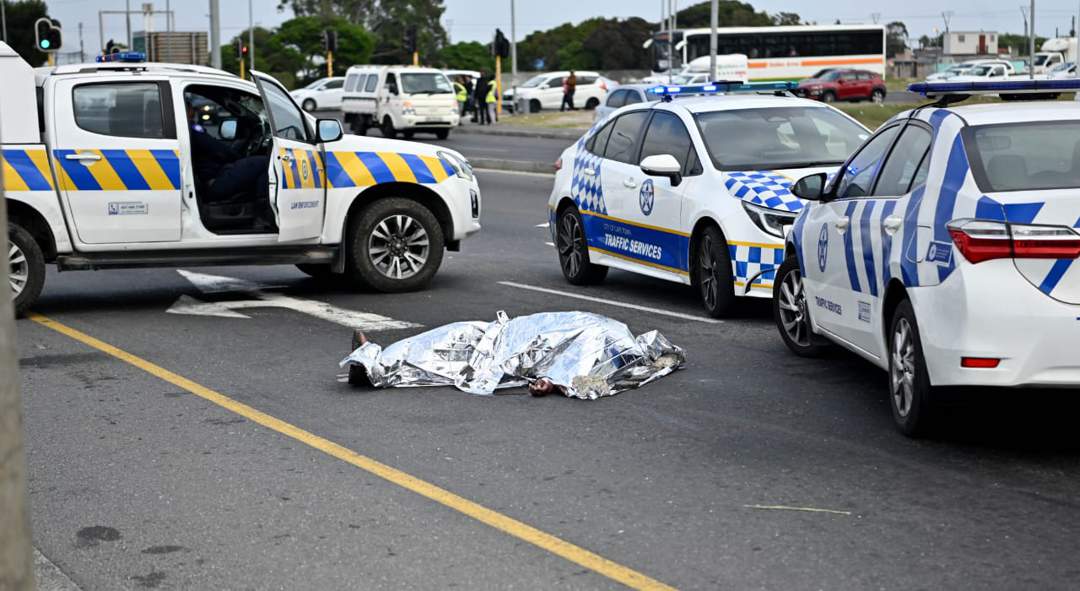 Man dood, 3 vroue gewond toe taxi in Valhalla Park aangeval word | Son