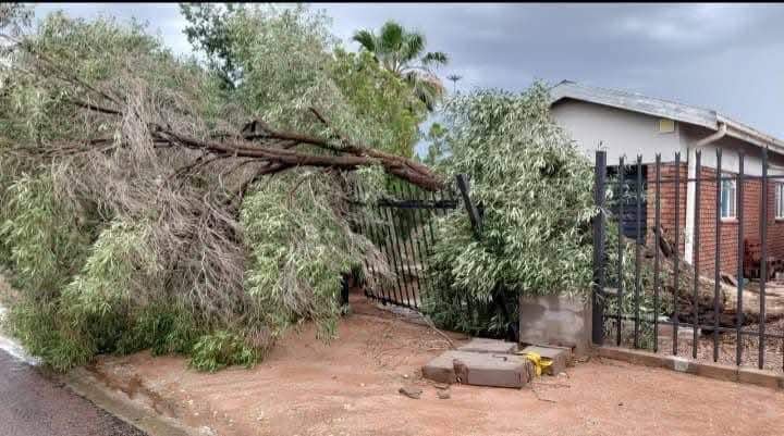 Upington steier onder stormsterk wind, reën en weerlig | Son