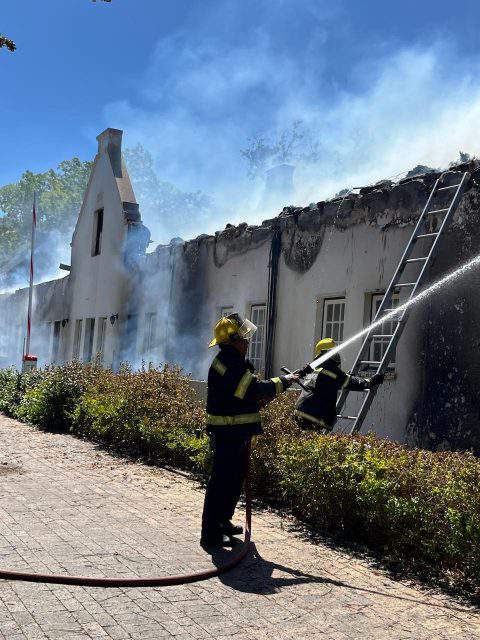 Restuarant in Paarl vernietig, terwyl brand in Caledon-gebied woed | Son
