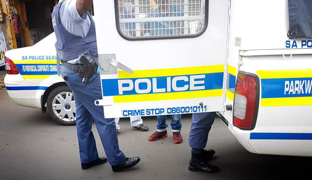 Polisie, ambulans laat glo toneel waar vrou sterf onbewaak | Son