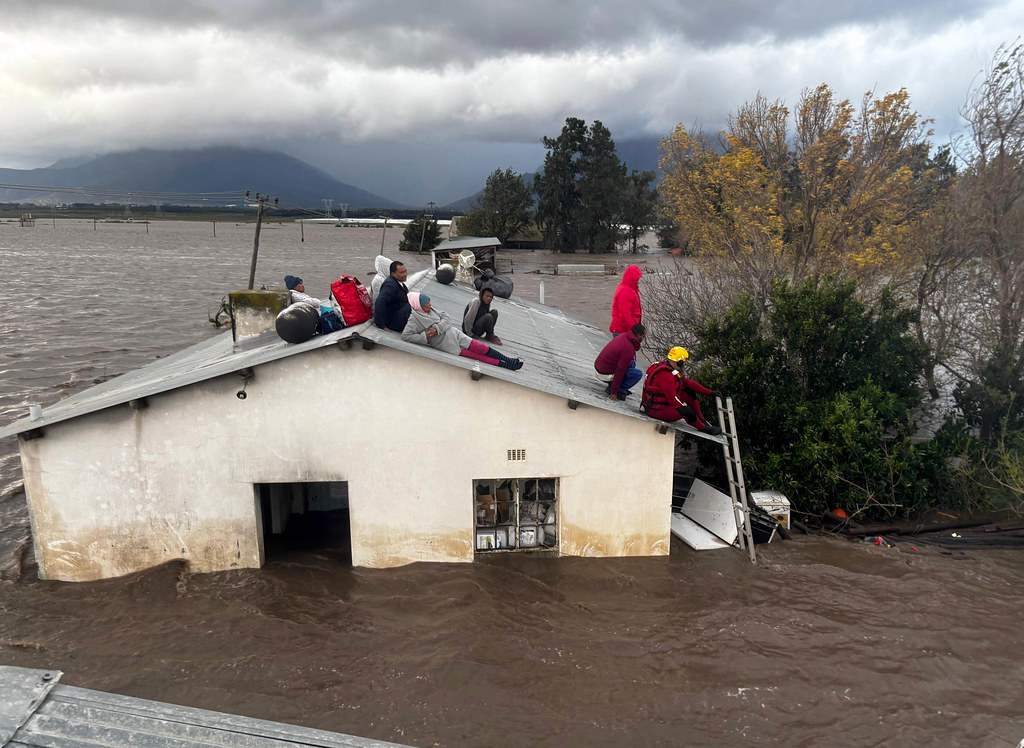 Drie dood, talle gered ná storm chaos veroorsaak | Son