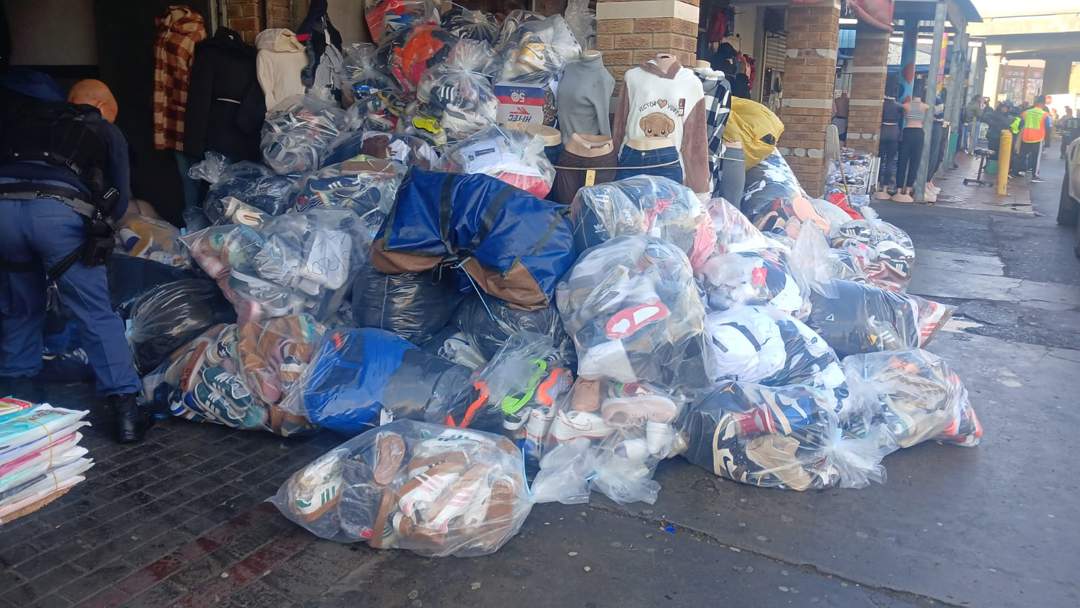 Cops lê beslag op fake skoene en klere van R98 miljoen in Bellville | Son