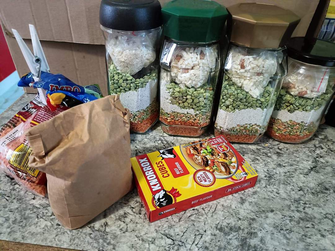 Hulle help met kos en ‘Love Jar’ | Son